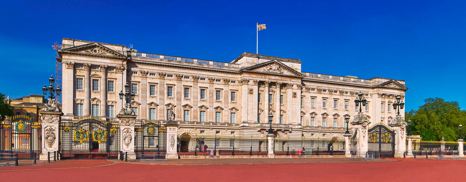 Buckingham Palace: Symbol Królewskiego Blasku i Brytyjskiej Tradycji ...
